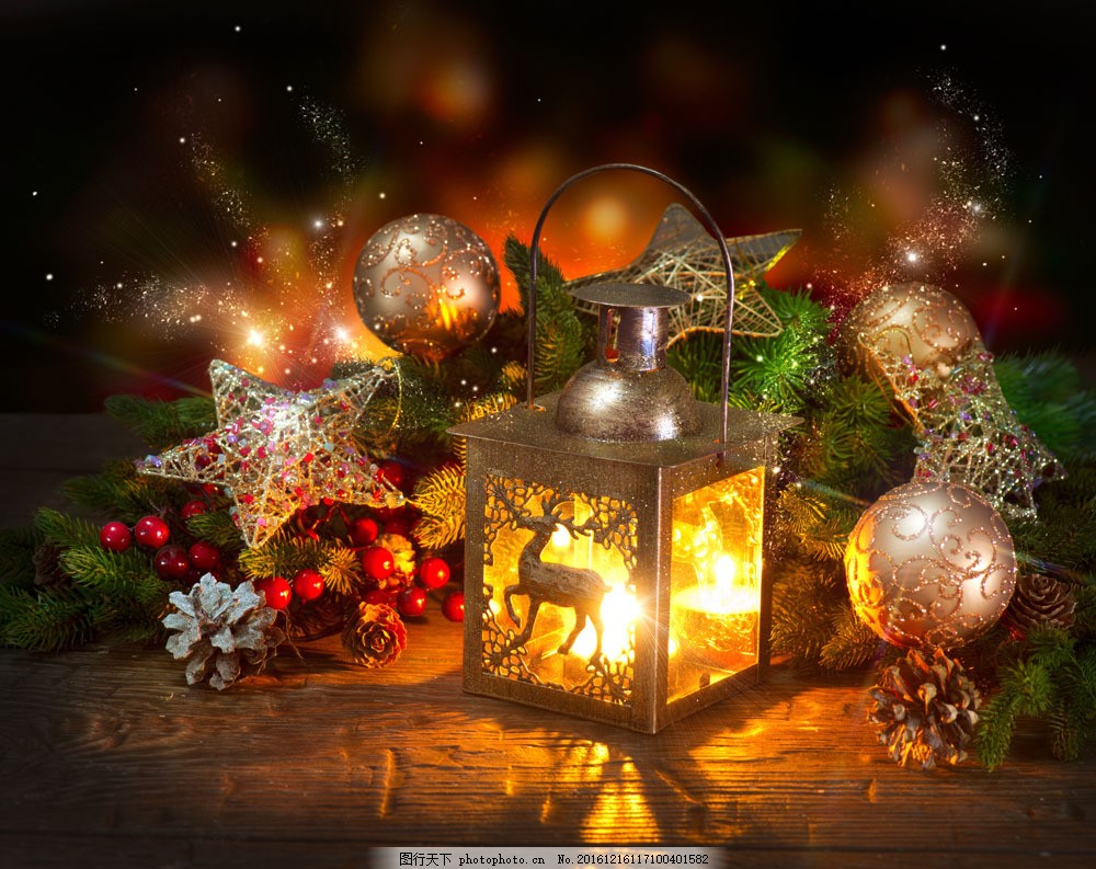 桌子上的油灯与圣诞球图片_休闲娱乐_生活方式-图行天下素材网
